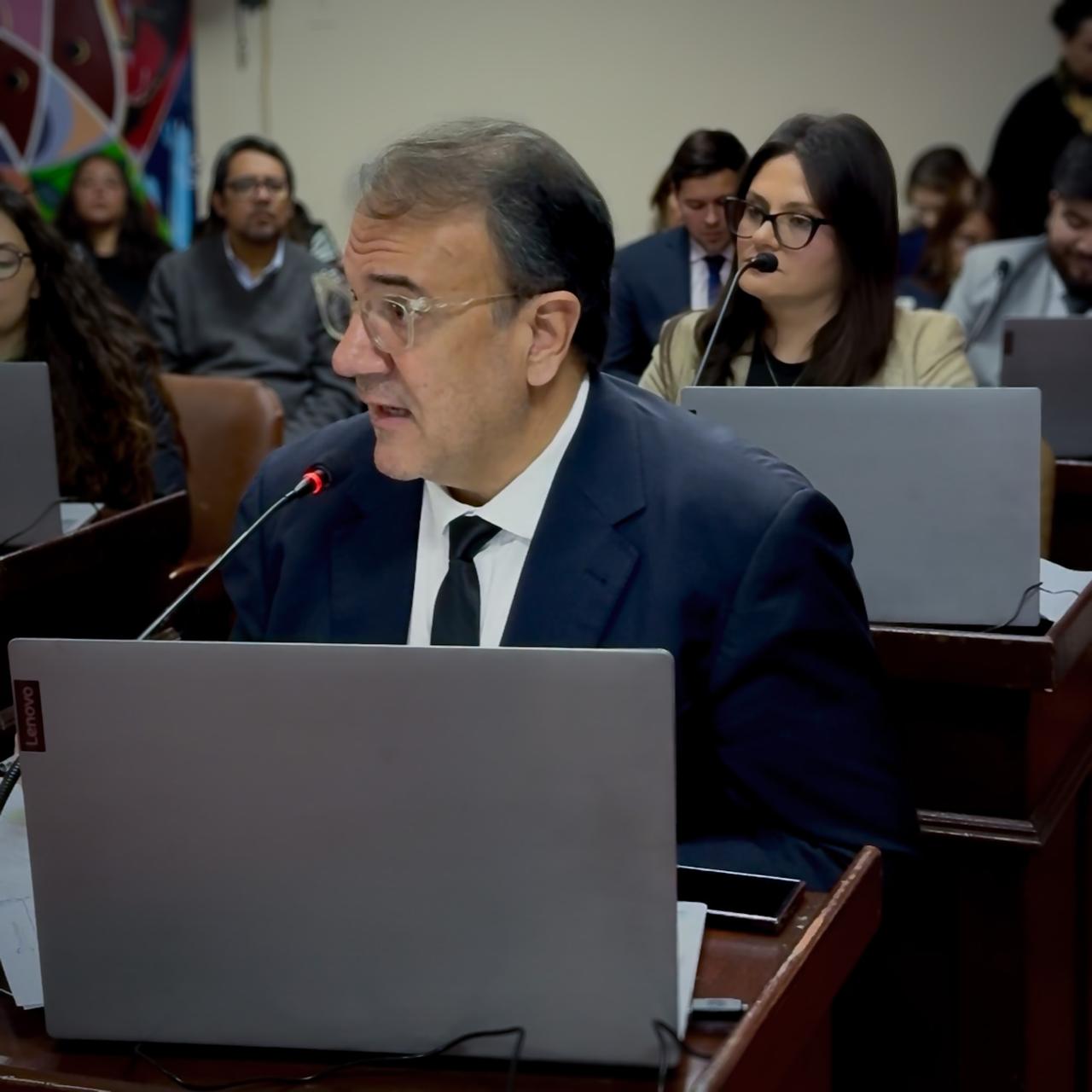 Gustavo Martínez: "El municipio sostiene a una empresa que persigue a ...